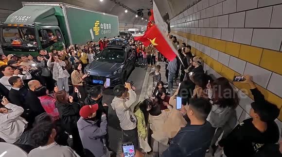 Tourists stuck in traffic exit their vehicles to join in impromptu ...