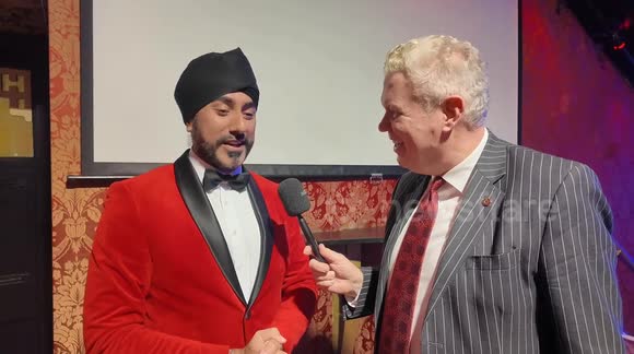 Magic Singh shows incredible phone trick to Andrew Eborn at The Magic ...