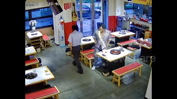 Man dining at restaurant panics over ‘phone thief' - drops noodles on ...