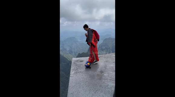 Chinese man performs breathtaking wingsuit flight in Zhangjiajie, China ...