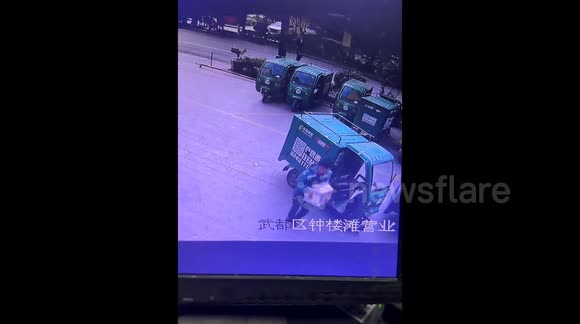 Hilarious mix-up as delivery drivers push truck in opposite directions ...
