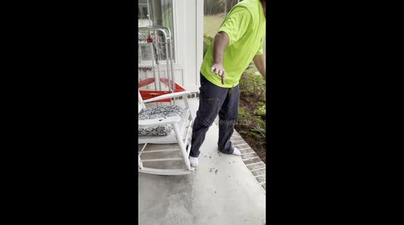 Toddler’s accident leaves dad covered in poop: Hilarious and disgusting ...