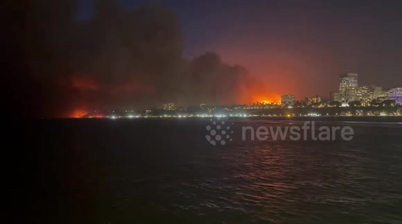 US: View of Palisades fire from the far end of Santa Monica pier - Buy ...