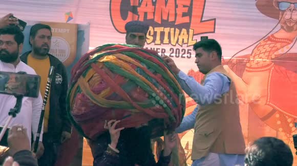 Pawan Vyas created a world record by tying the world's largest turban ...