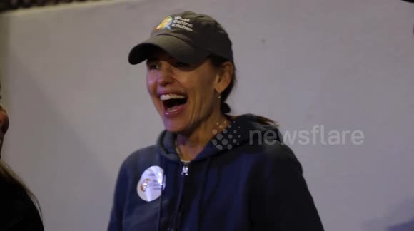 US: Actress Jennifer Gardner Volunteers to Feed Fire Victims and First ...
