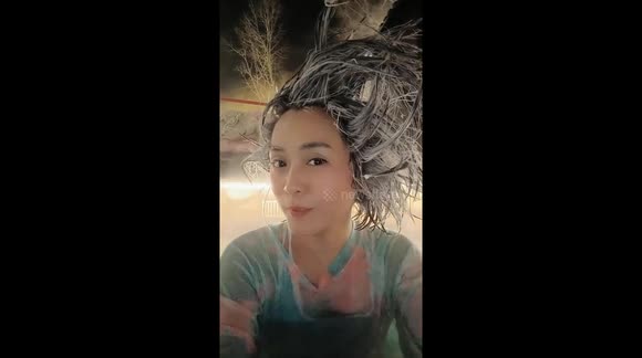Head and shivers! Ice forms on woman's hair as she visits outdoor onsen ...