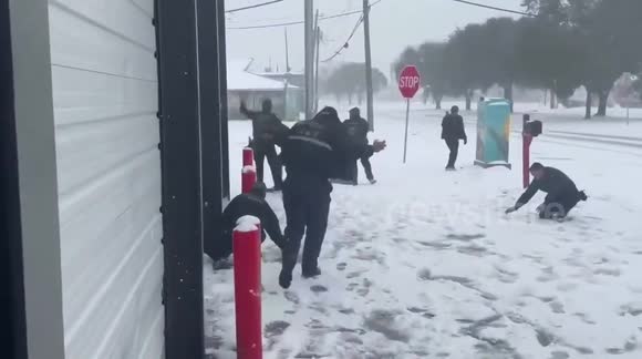 US: Houston Firefighters and Police Face Off in Rare Snowball Fight ...