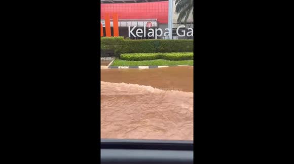 Drivers battle through severe floods amid heavy rain in Indonesia - Buy ...