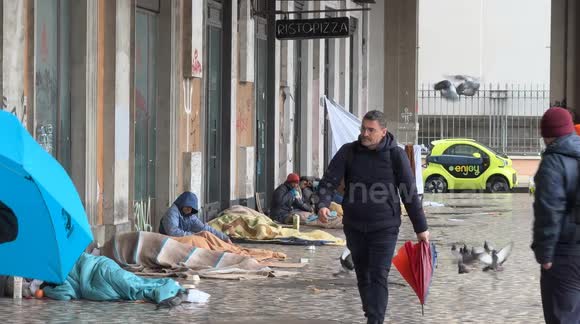 Coming and going of Roman citizens and tourists in front of the ...