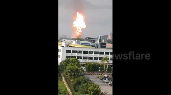 Malaysia: Gas Pipeline Fire Erupts in Puchong, Prompting Evacuations 6 ...