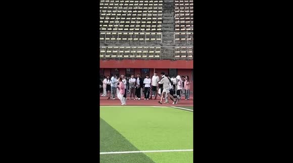 Students help exhausted classmate cross finish line in 800m race - Buy ...