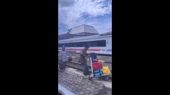 Kind onlookers help passenger whose trolley falls onto train tracks ...