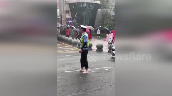 China: Barefoot Police Officer Directs Traffic In Heavy Rain To Protect ...