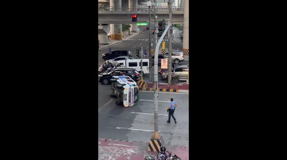 Bystanders and police assist after ambulance tips over in Parañaque ...