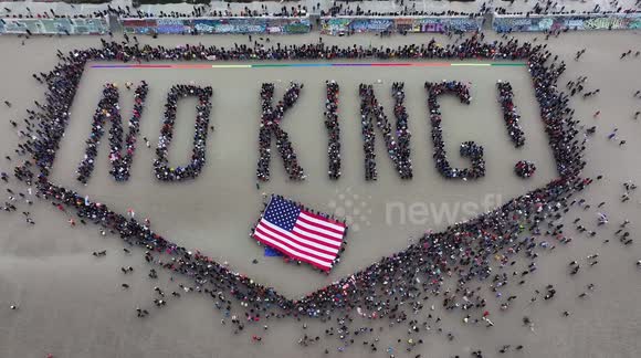US: Thousands of protesters form ‘No Kings’ human banner on Ocean beach ...