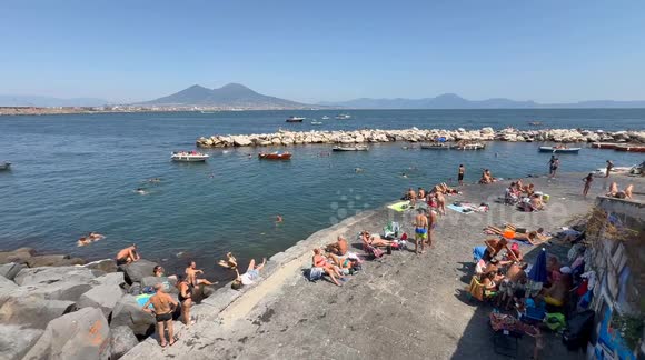 Italy: Italy faces soaring temperatures as African heatwave hits Naples ...