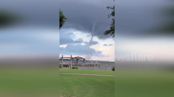 Lightning strike forms terrifying X-shaped cross with waterspout ...