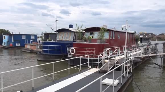 Cheyne Pier ambience with metal screeching sounds on the River Thames ...