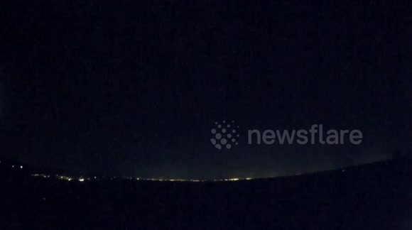 Dazzling meteor fireball streaks across the night sky in Tennessee, USA ...