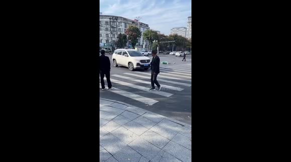 Motorist chases runaway tricycle spinning out of control at ...