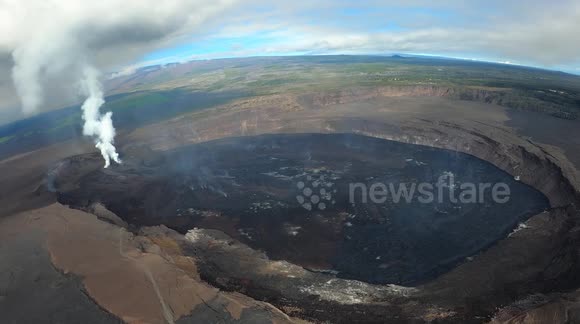Aerial footage captures tephra spread after Kilauea volcano eruption ...