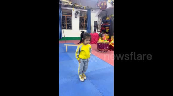 China: Intangible heritage Hong Boxing crane style was performed by a ...