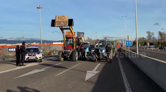 Spanish farmers use tractors to block port in protest at EU trade deal ...