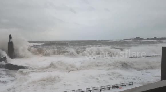 Ireland: Strong Winds Send Huge Waves Crashing Along Dublin Coast 2 ...