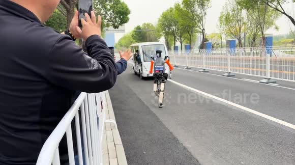 Humanoid robot crashes into barrier during Beijing robot marathon in ...