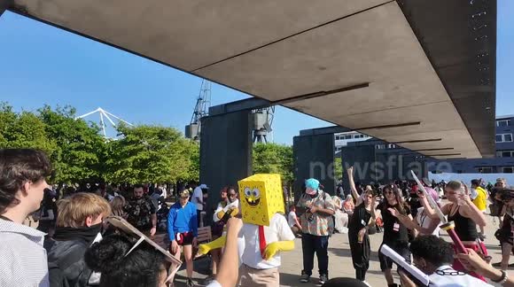 Unbelievable SpongeBob Dance Performance Live at MCM London Comic Con ...