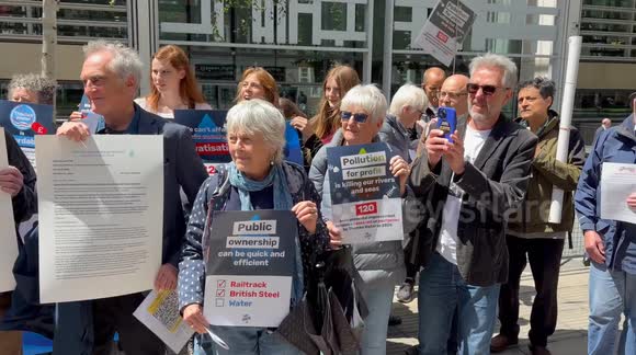 Feargal Sharkey joins campaigners as they hand in a letter to Defra and ...