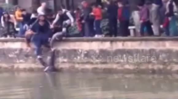 People form human ladder to rescue an elderly man who fell into river ...